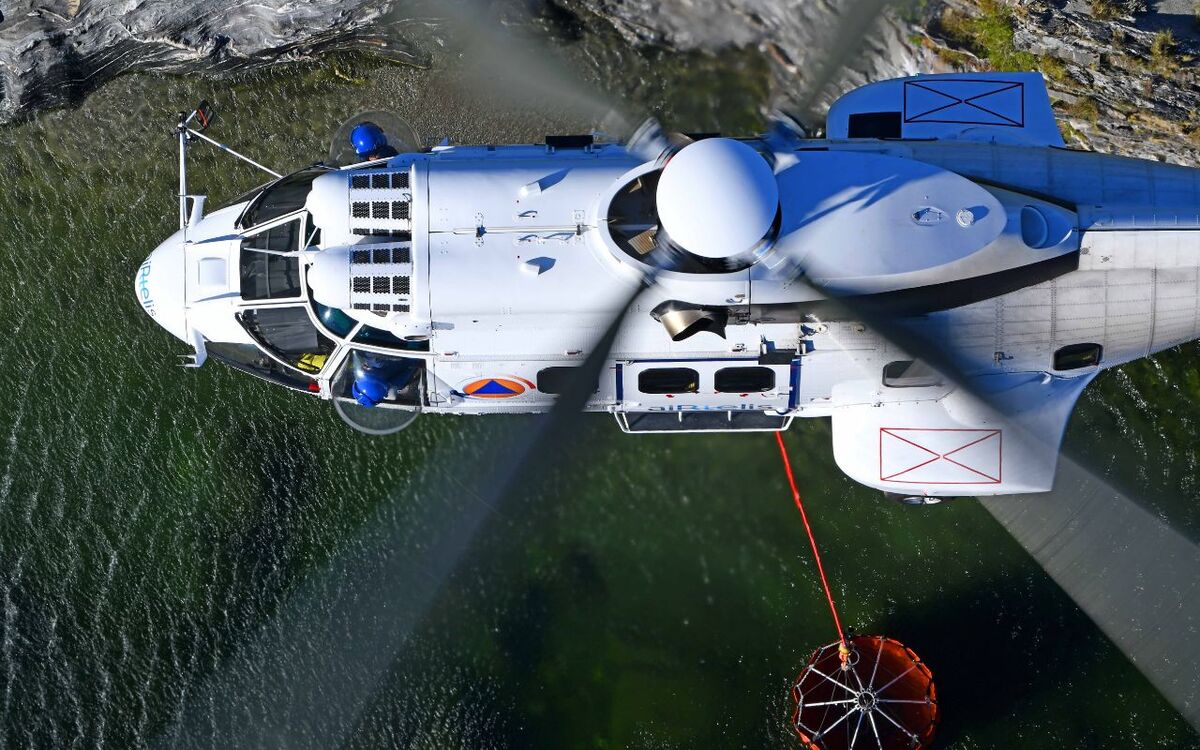 4 toneladas de água, 19 bombeiros: o helicóptero gigante H215 da Grécia